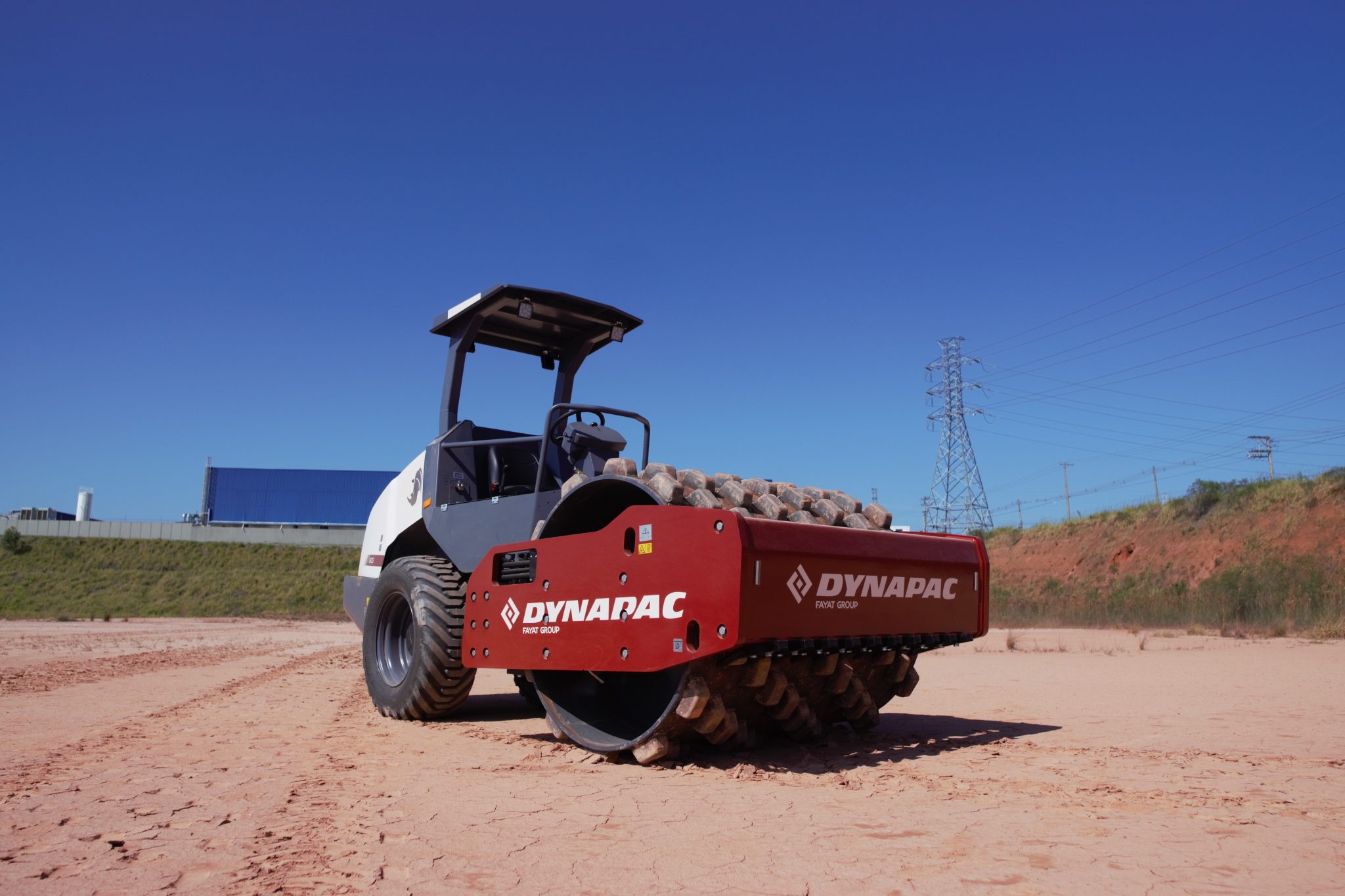 Dynapac lança CA 15 Rhino, a nova geração de rolos compactadores...