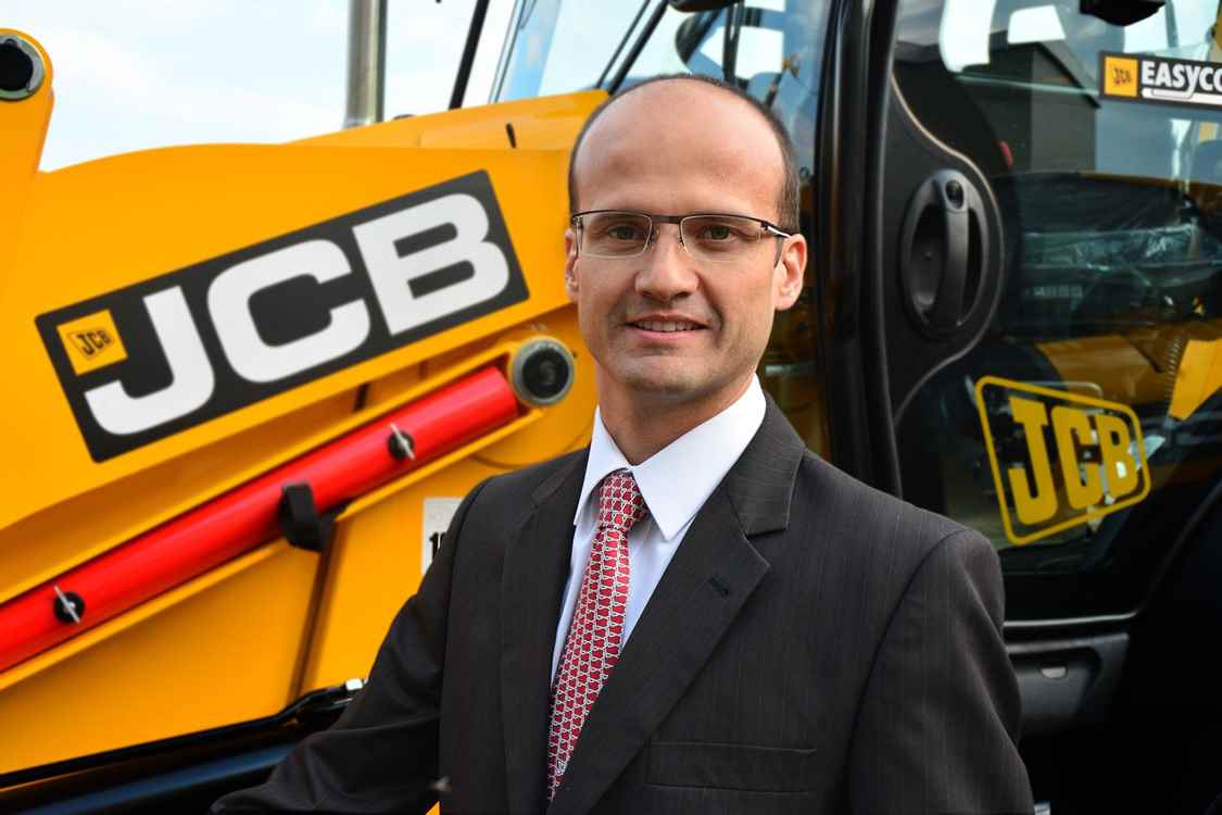 JCB celebra 75 anos com versão especial da 3CX no Brasil.