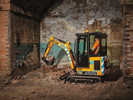 JCB traz ao Brasil a primeira miniescavadeira totalmente elétrica