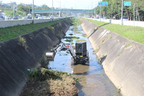 Prefeitura de São José realiza limpeza no córrego Vidoca