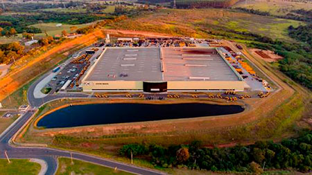 Fábrica da JCB no Brasil completa 10 anos e empresa projeta